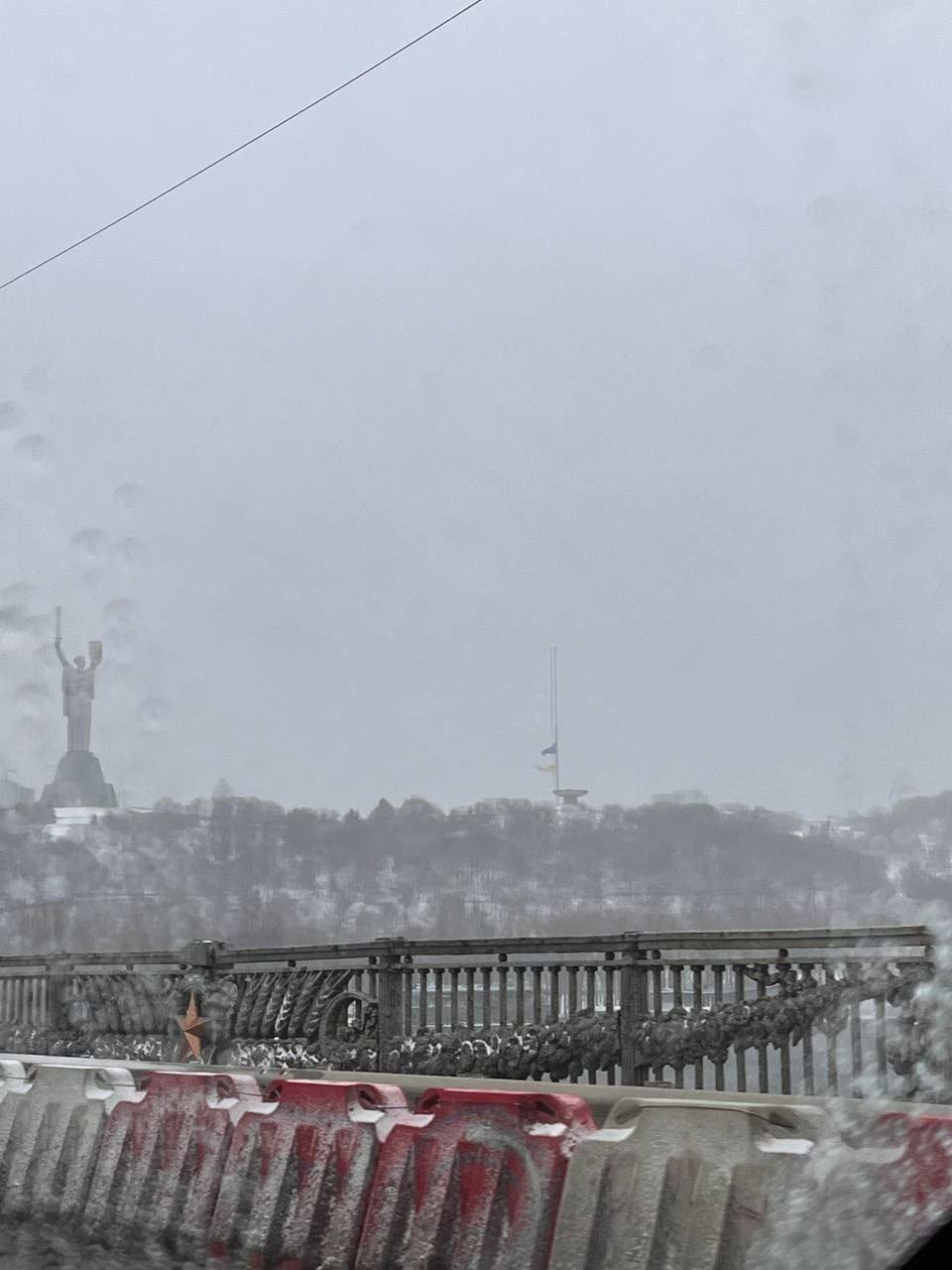Вітер пошкодив полотно найбільшого прапора України