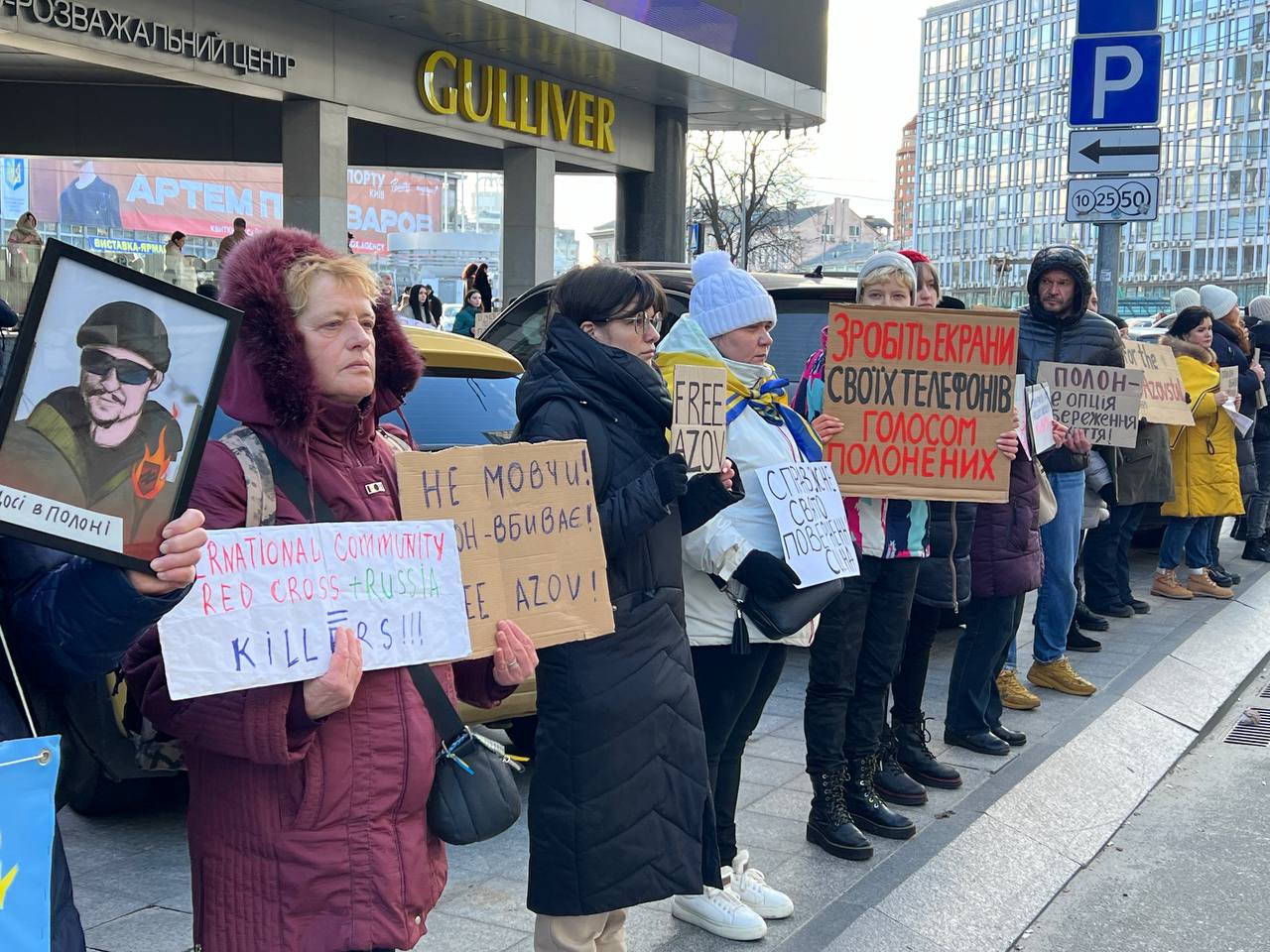 Родичі полонених українських воїнів вийшли з плакатами в центрі Києва. Читайте на UKR.NET