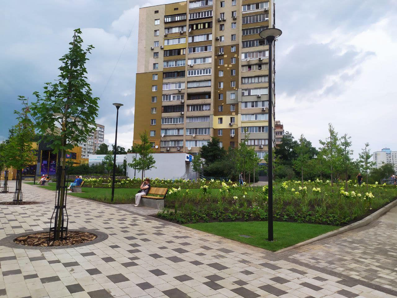 У Києві з'явився новий сквер з гортензіями і декоративними вишнями